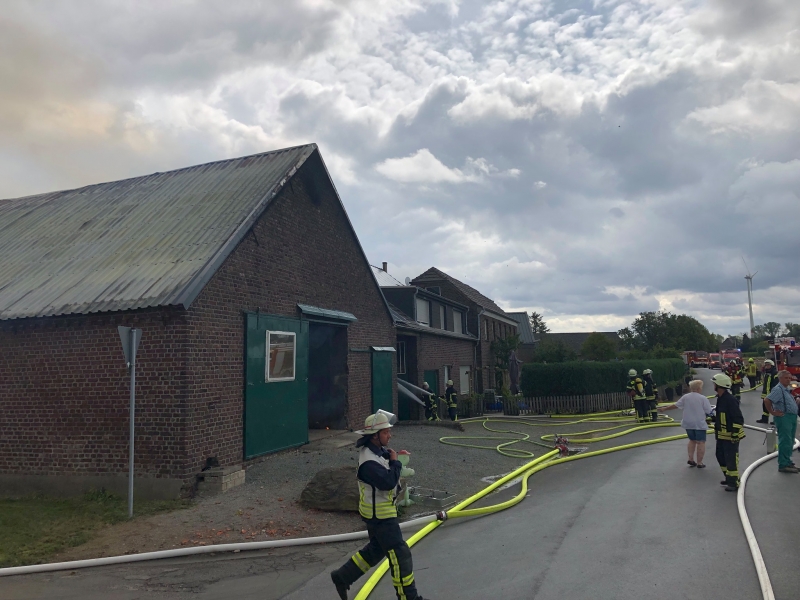 Brand einer Scheune - Drei Kühe verendet [ Einsatzbericht / Issum Sevelen ]