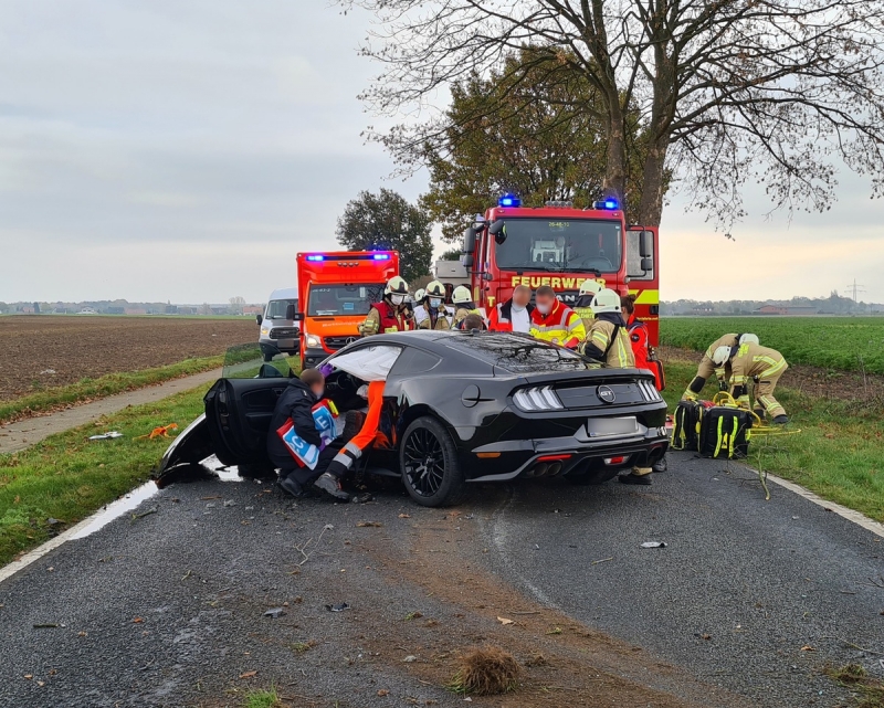 Schwerer Verkehrsunfall: PKW prallt gegen Baum, Beifahrer eingeklemmt. [ Einsatzbericht / Lehrte ...