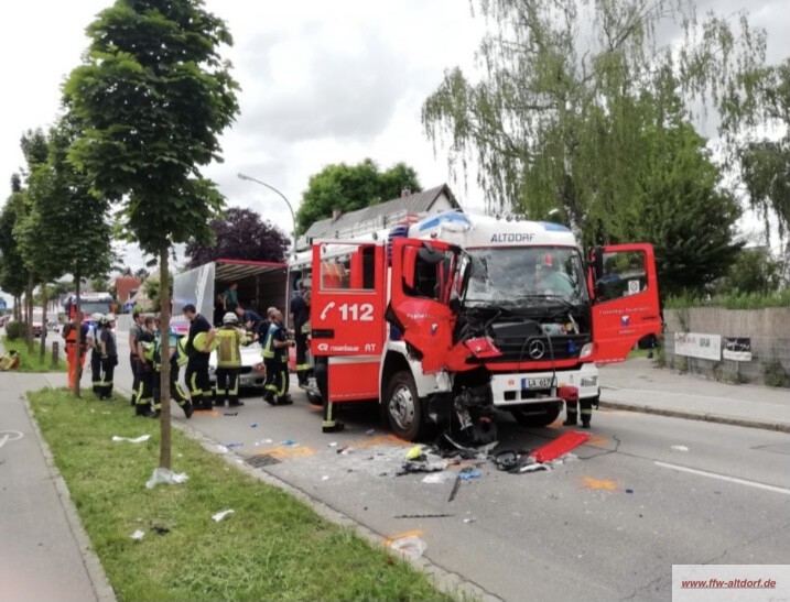 Schwerer Verkehrsunfall bei Einsatzfahrt - mehrere Verletzte [ Einsatzbericht / Landshut ]