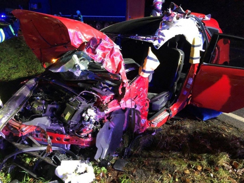 Verkehrsunfall mit Personenschaden - Frontalzusammenstoß zwischen Pkw und Lkw [ Einsatzbericht ...