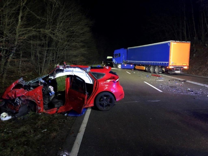 Verkehrsunfall mit Personenschaden - Frontalzusammenstoß zwischen Pkw und Lkw [ Einsatzbericht ...