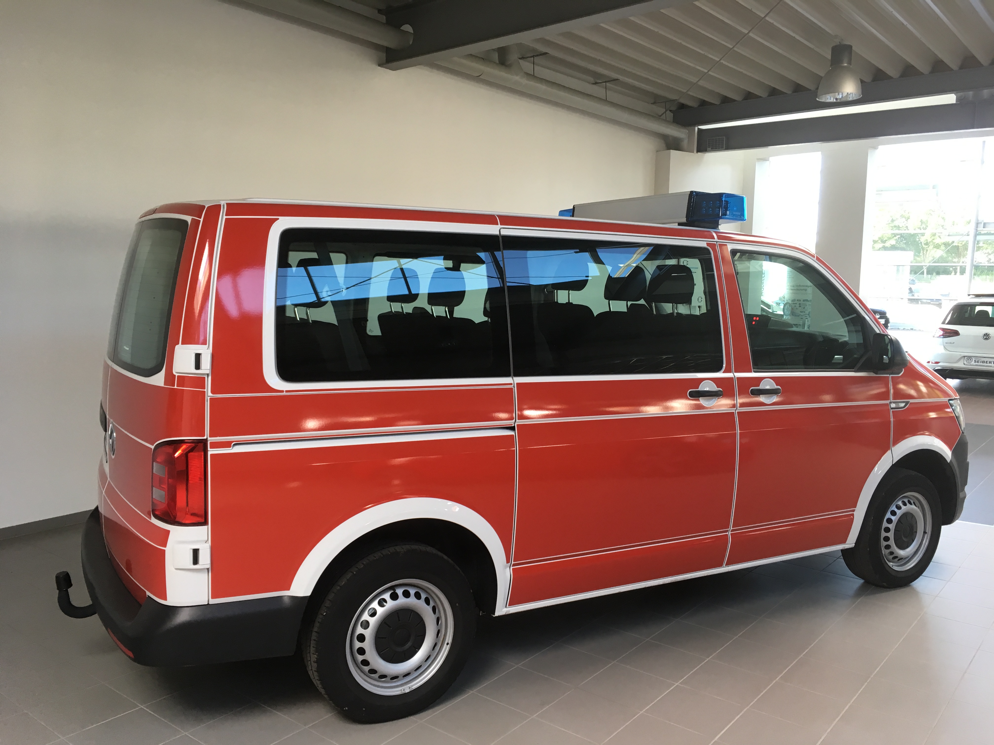 junger Volkswagen VW T6 Kombi MTF / MTW 9-Sitzer, AHK, Klima, Haensch DBS3000 LED