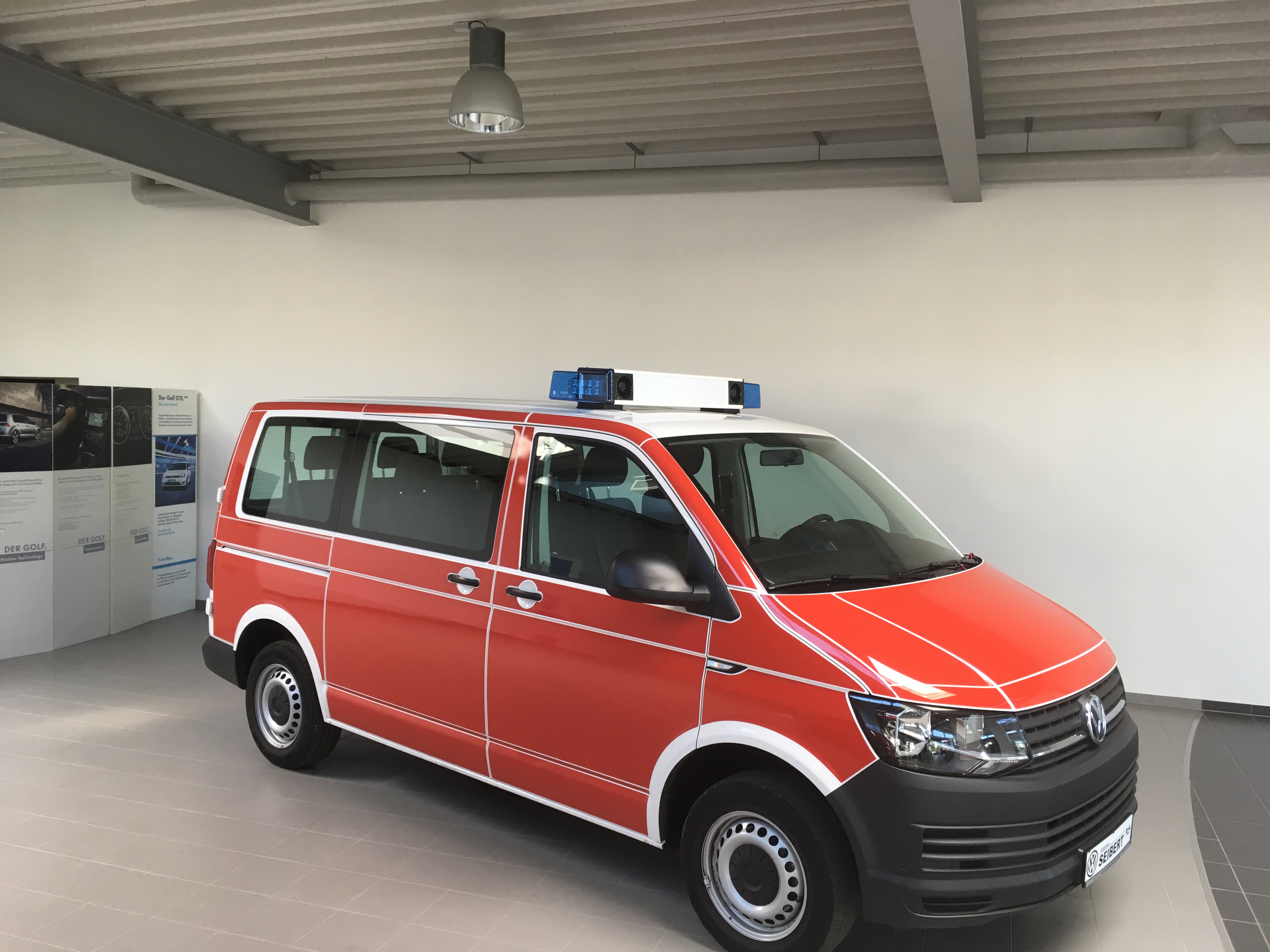 junger Volkswagen VW T6 Kombi MTF / MTW 9-Sitzer, AHK, Klima, Haensch DBS3000 LED