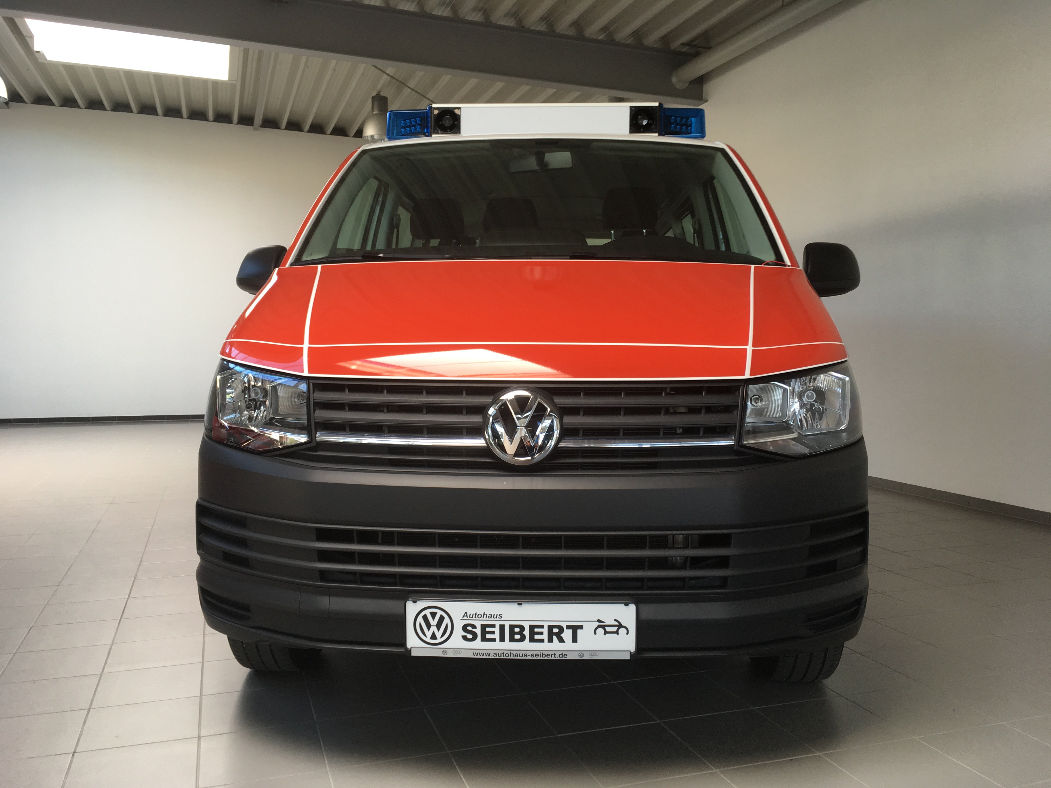 junger Volkswagen VW T6 Kombi MTF / MTW 9-Sitzer, AHK, Klima, Haensch DBS3000 LED