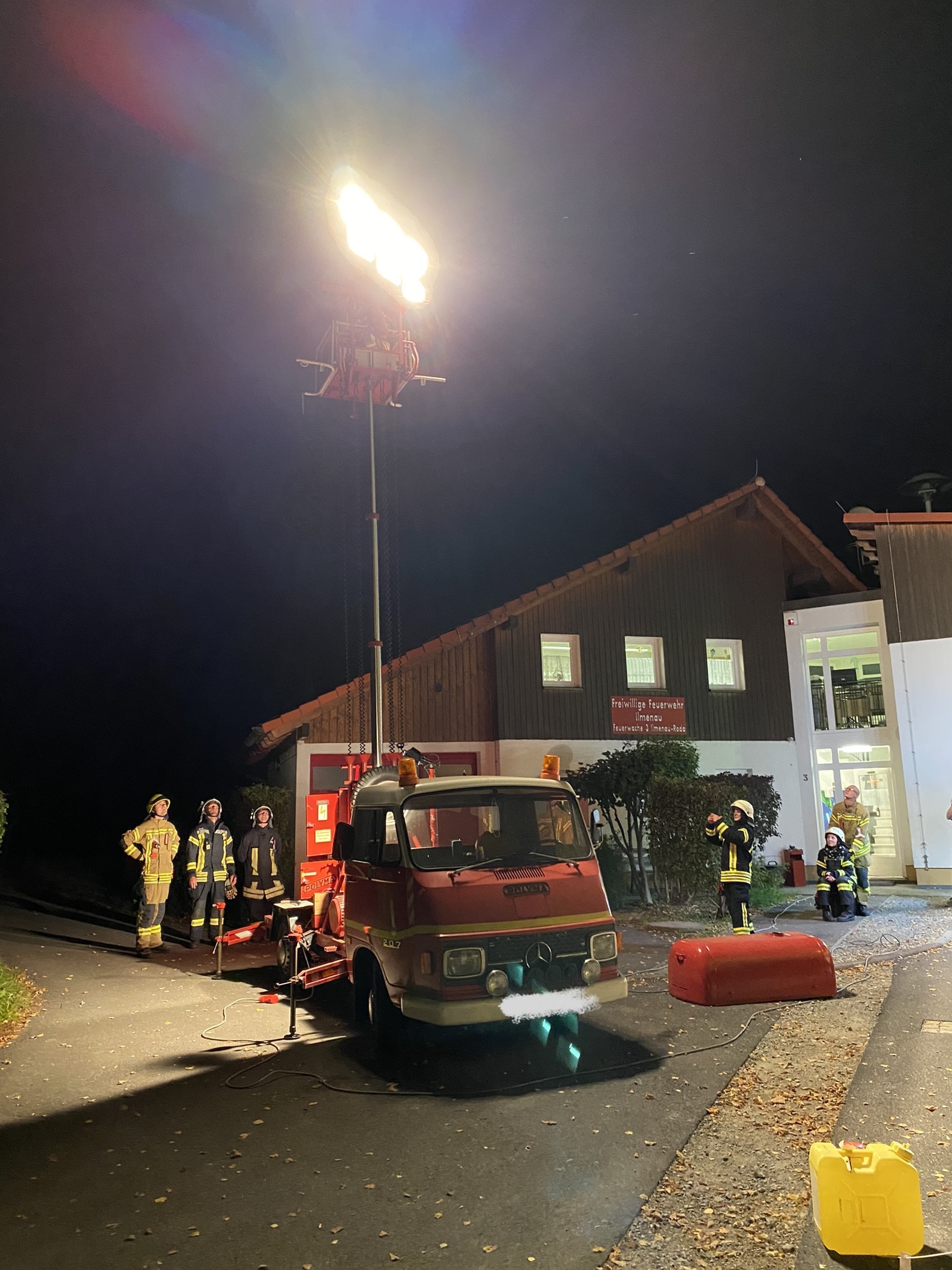 Mercedes L207 mit 20KVA Notstromaggregat und 10m Arbeitsbühne Mercedes L207 mit 20KVA Notstromaggregat und 10m Arbeitsbühne