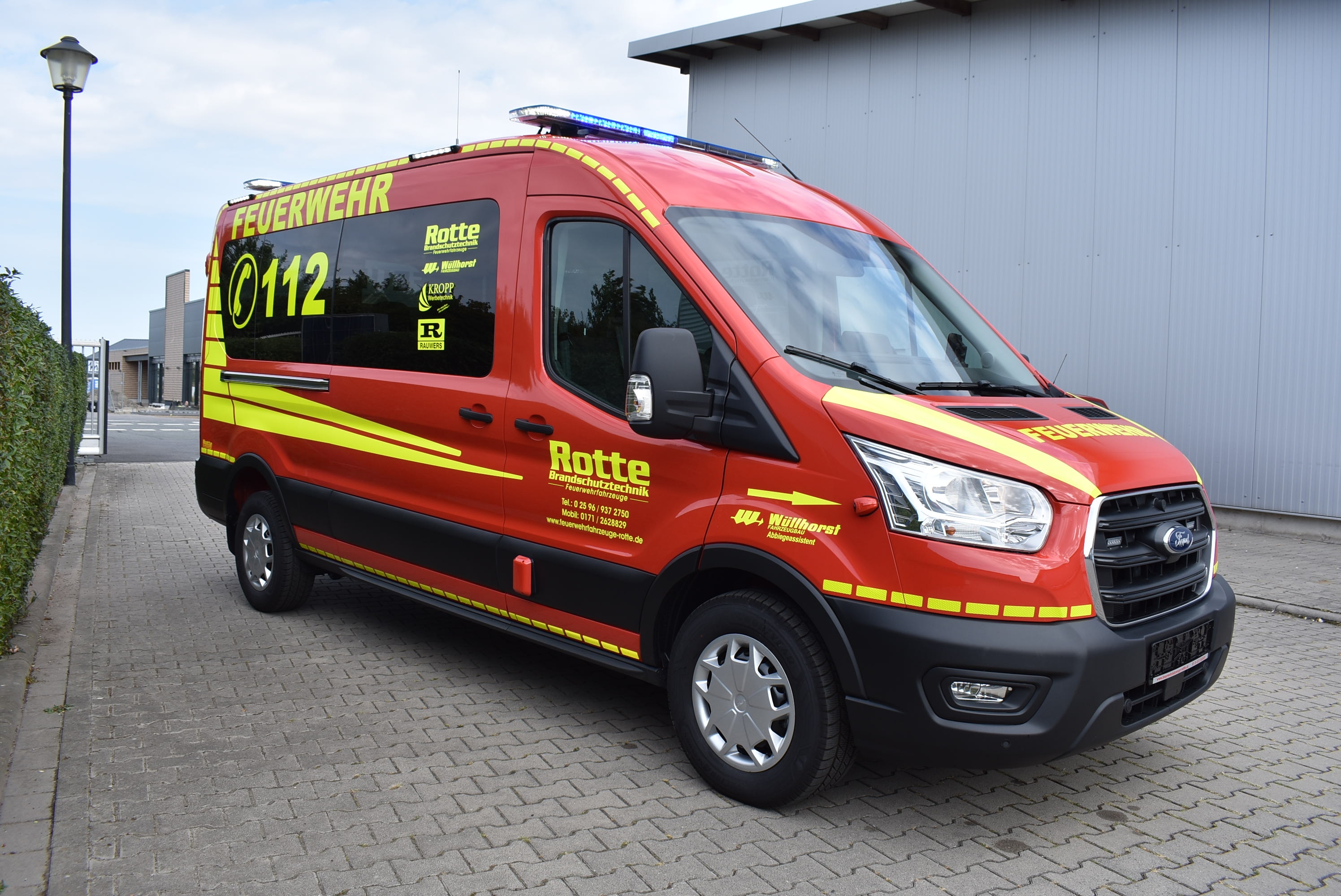 NEUFAHRZEUG Ford Transit Trend 350 L3H2 RAL 3000 9-Sitzer Feuerwehr MTW / MZF