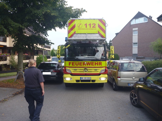 Falschparker behindern Rettungsfahrzeuge Falschparker behindern Rettungsfahrzeuge
